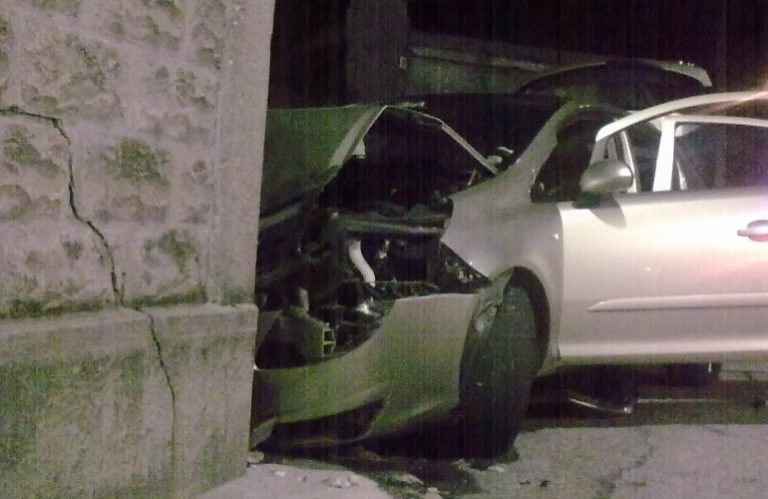 Auto si schianta contro il muro di una casa