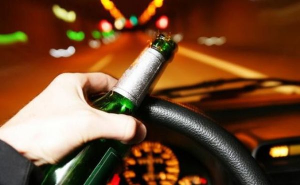 Ragazzo ubriaco alla guida di un'auto