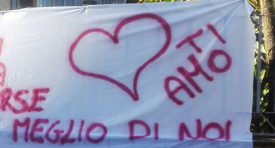 Striscione “oggi sposi” penzolante dal cavalcavia