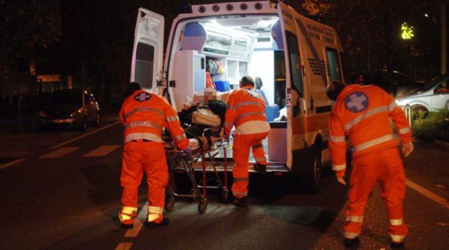Schianto tra auto, donna di 58 anni finisce in ospedale
