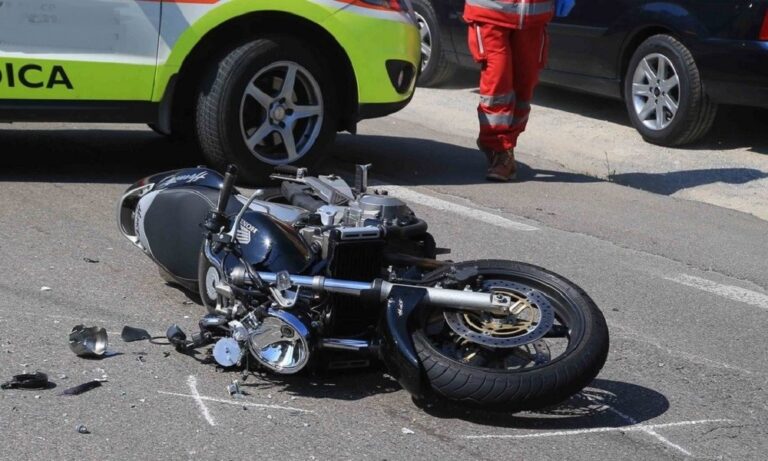 Incidente in moto: muore il padre si salva la figlia